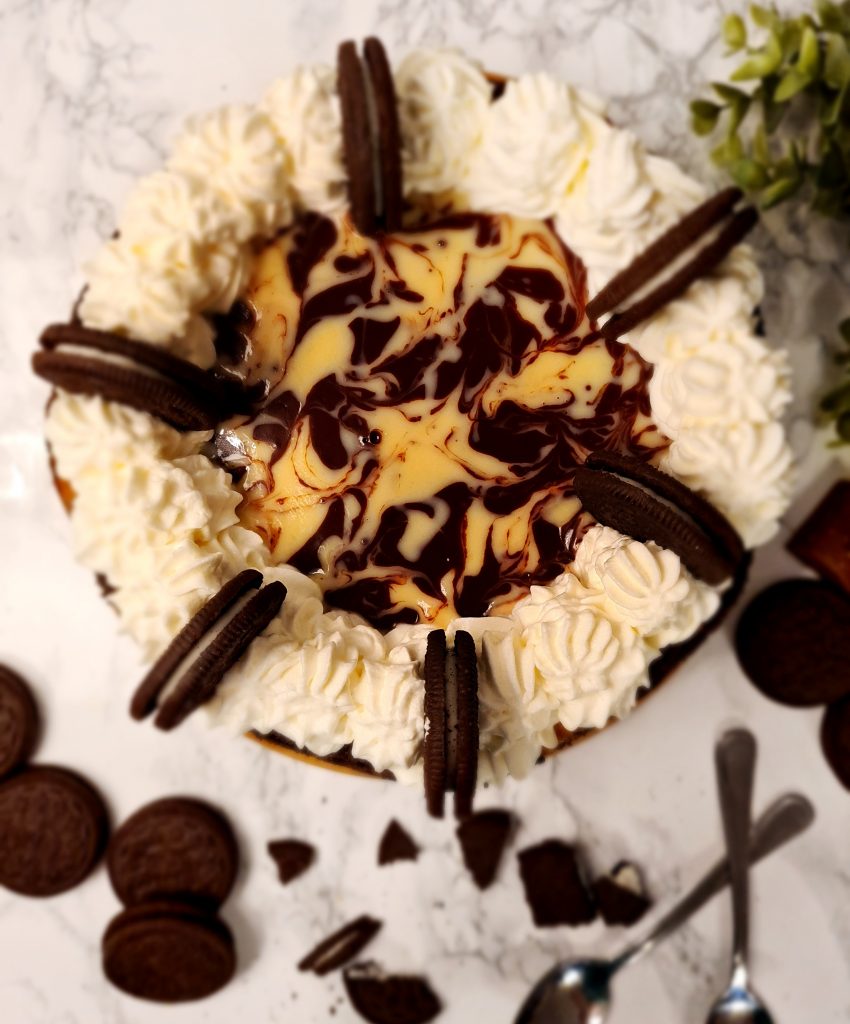 Cheesecake cu biscuiti Oreo si ciocolata - Traditii si delicii