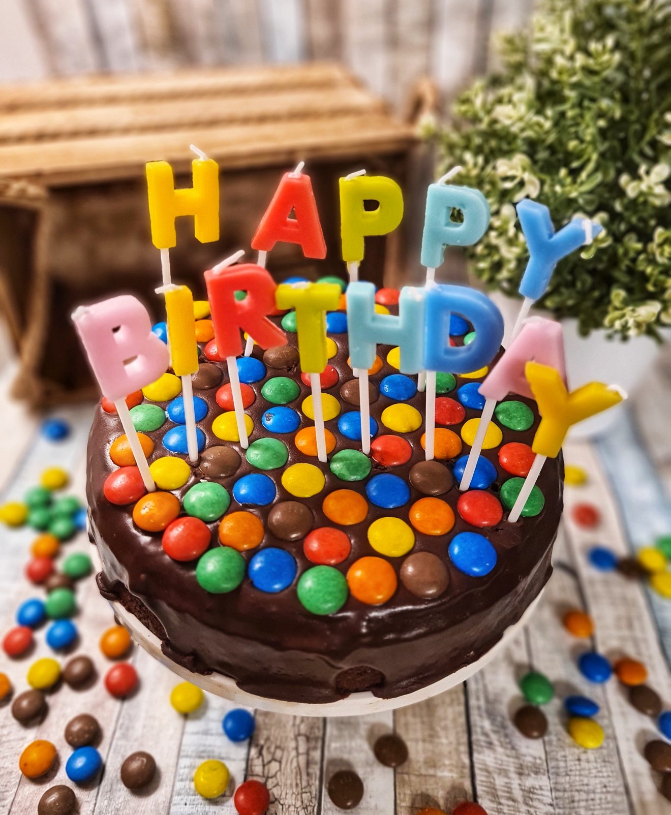 Prajitura ciocolatoasa cu bomboane M&M - Traditii si delicii